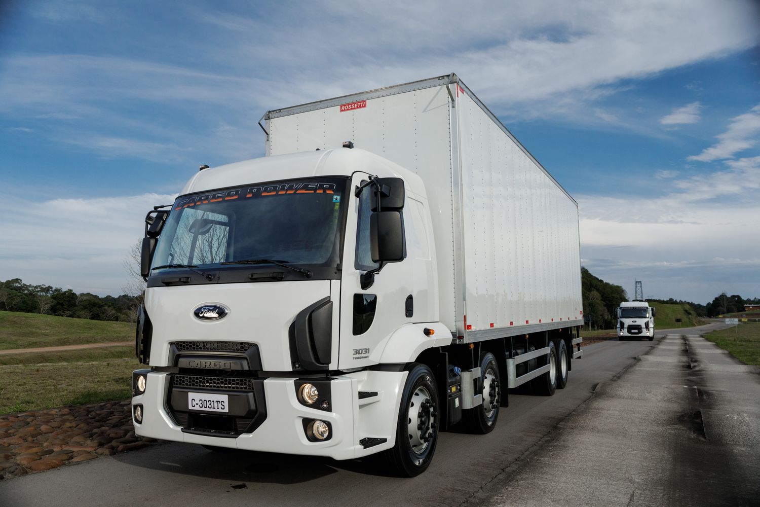 Ford amplia linha Cargo Power com versão 8x2 – AutoIndústria